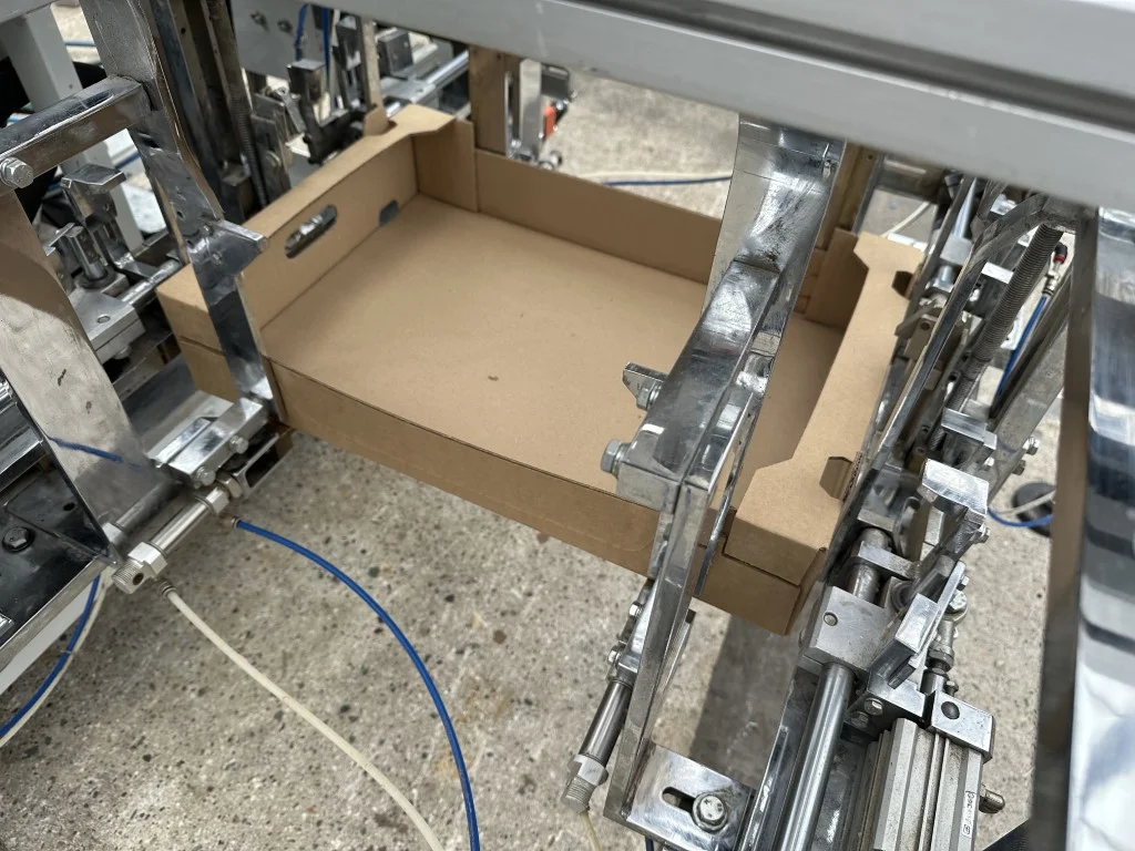 Sacmi TF12 + TS43 carton box/tray forming & erecting machine • Duijndam ...