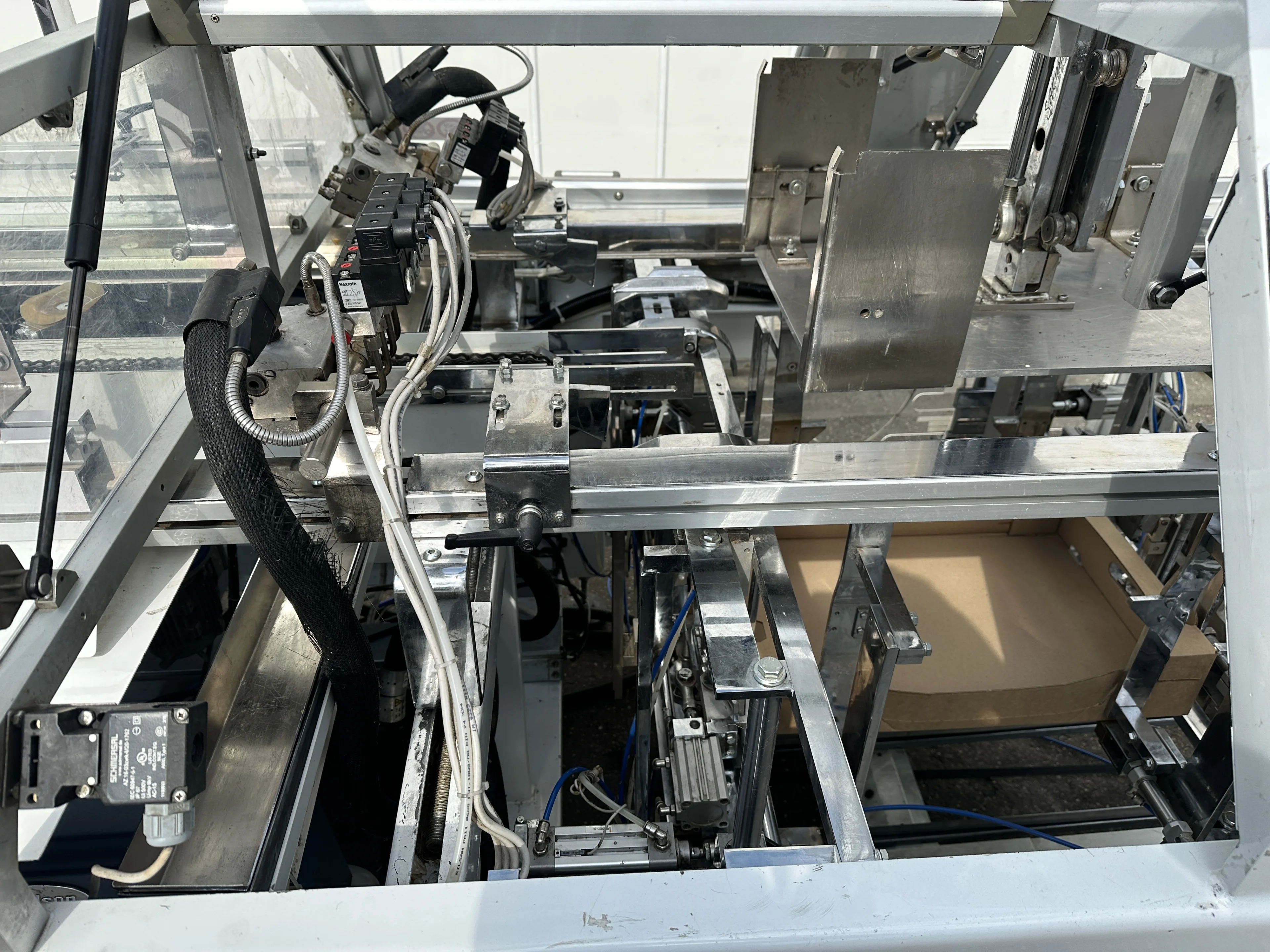 Sacmi TF12 + TS43 carton box/tray forming & erecting machine • Duijndam ...