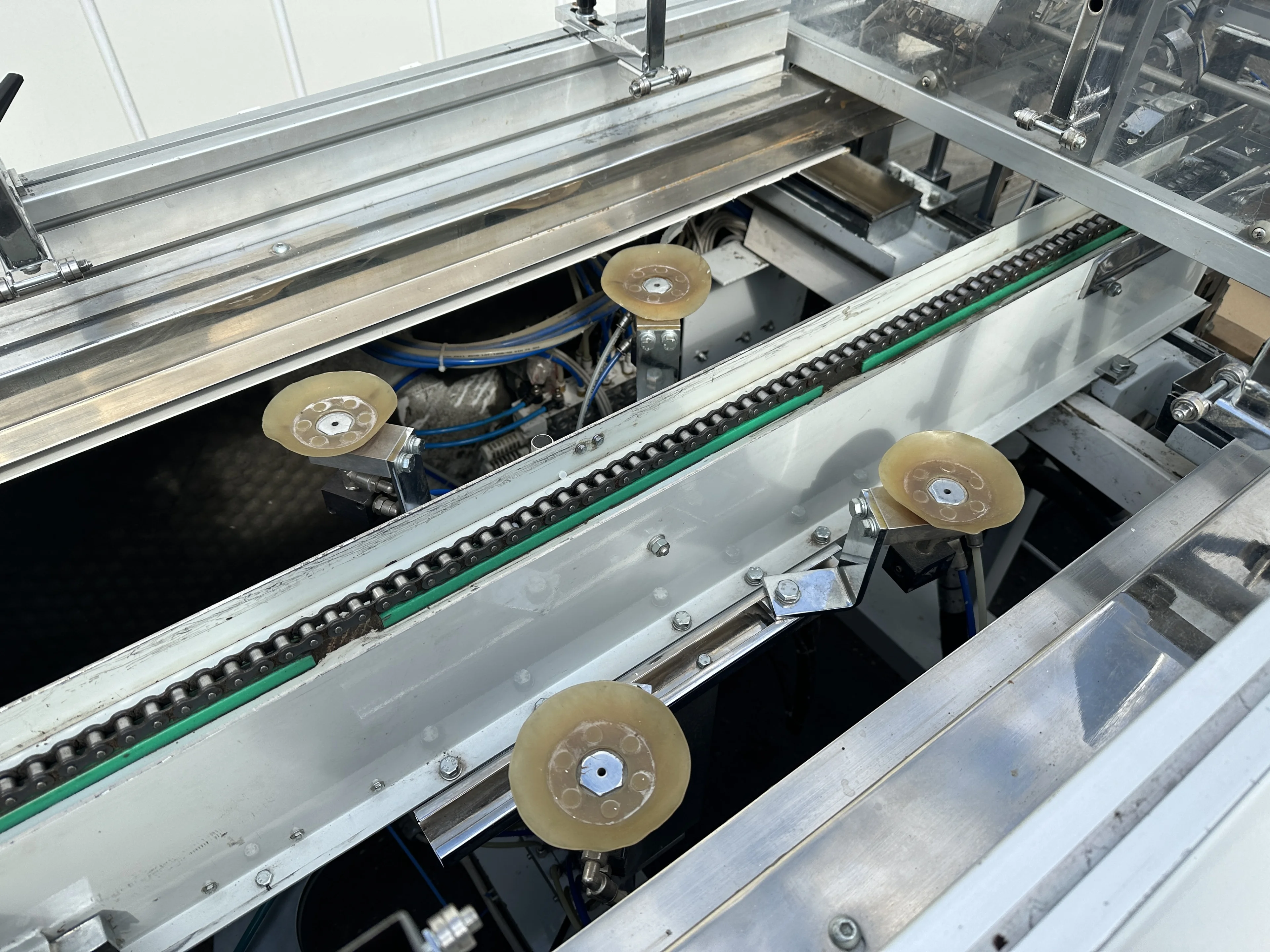 Sacmi TF12 + TS43 carton box/tray forming & erecting machine • Duijndam ...