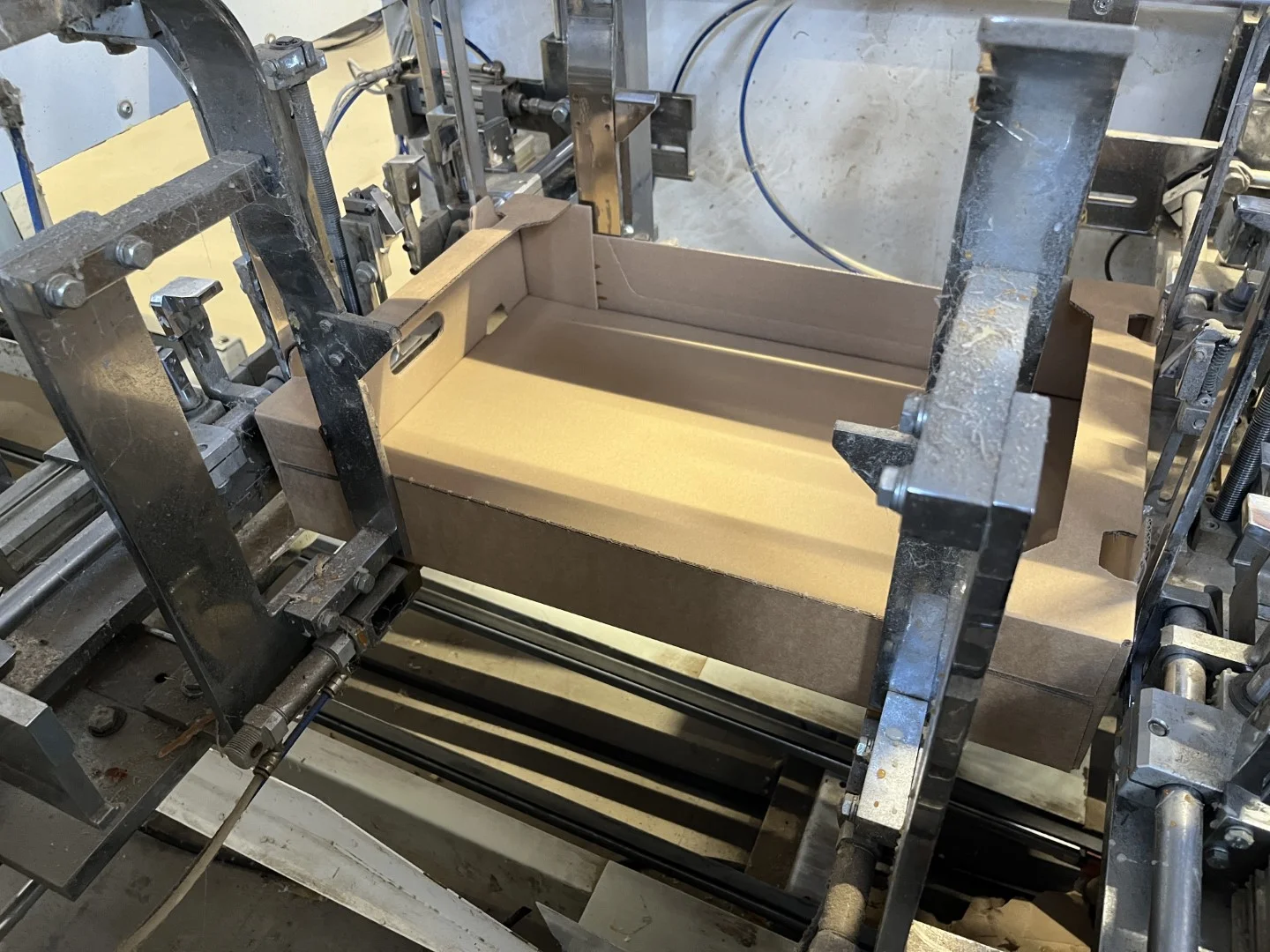 Sacmi TF12 + TS43 carton box/tray forming & erecting machine • Duijndam ...