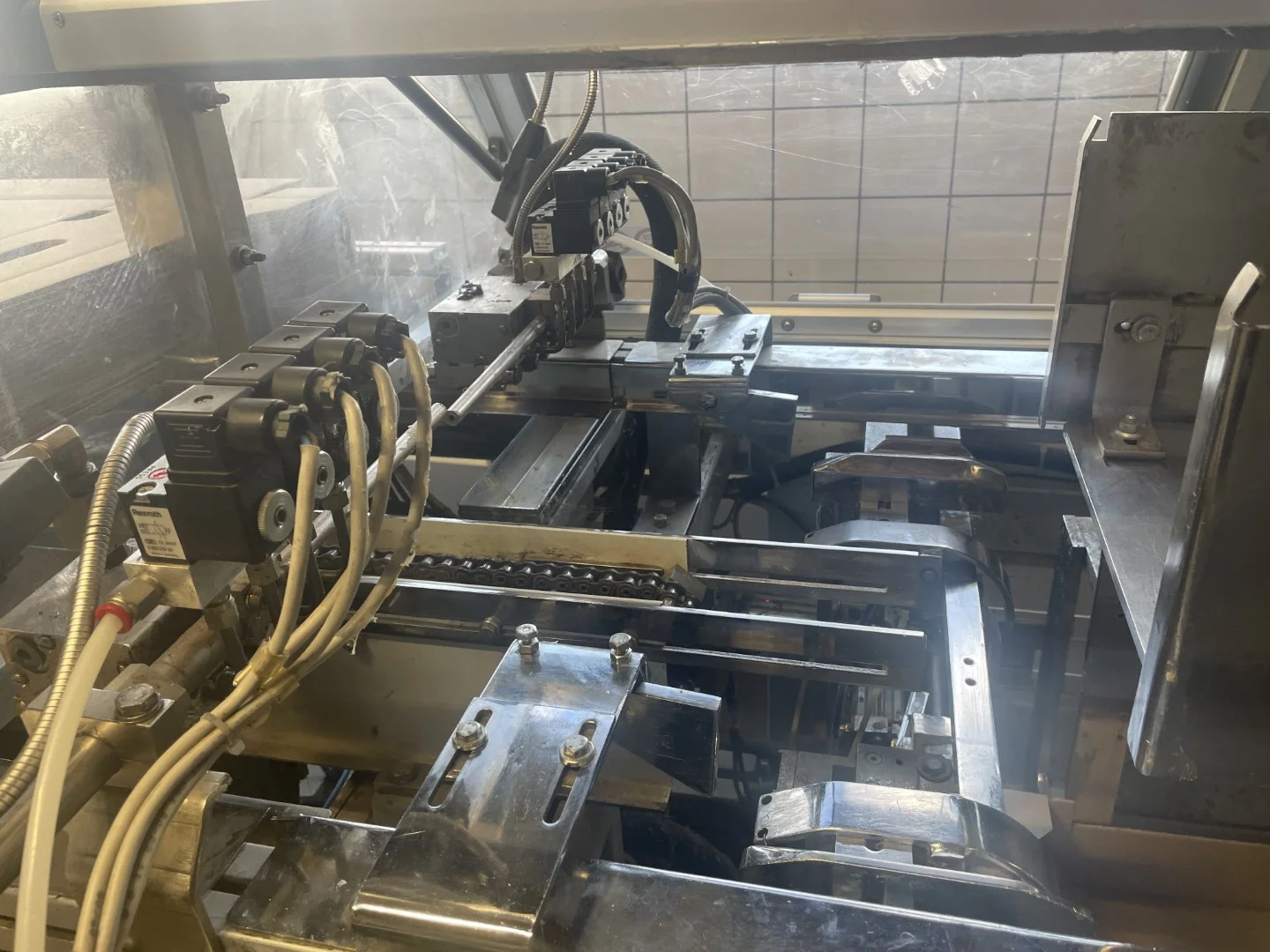 Sacmi TF12 + TS43 carton box/tray forming & erecting machine • Duijndam ...