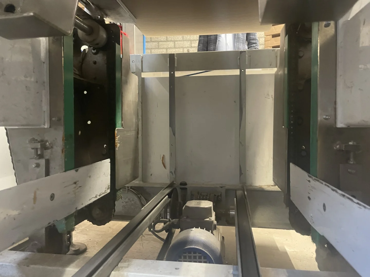 Sacmi TF12 + TS43 carton box/tray forming & erecting machine • Duijndam ...