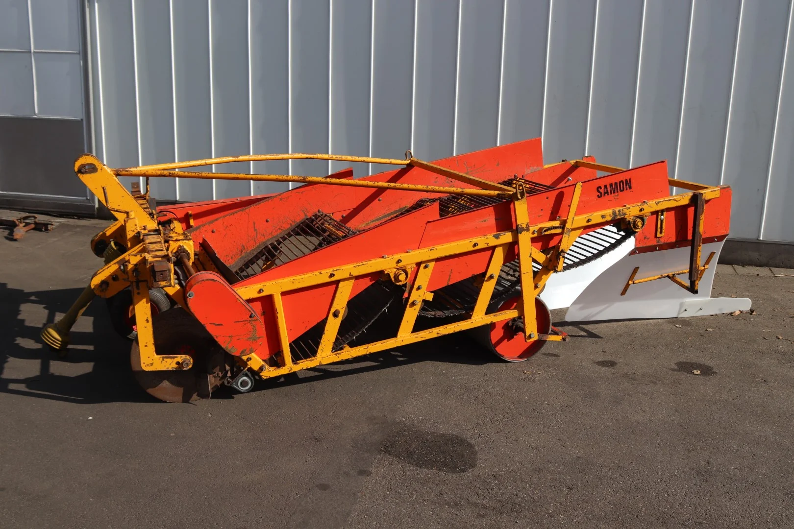 Samon windrower digger for onions 150 cm track • Duijndam Machines