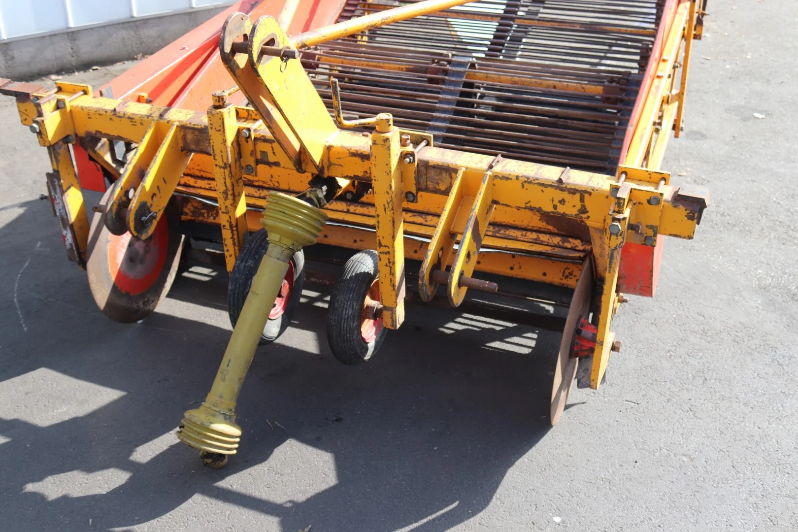 Samon windrower digger for onions 150 cm track • Duijndam Machines