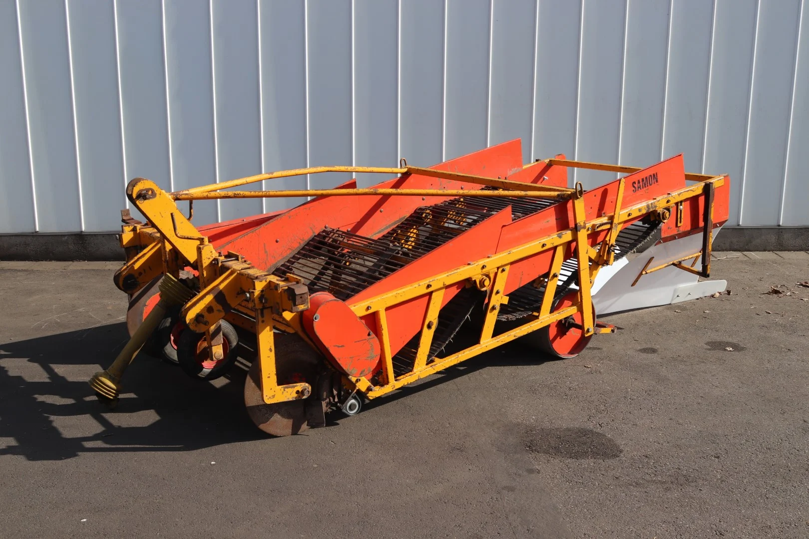 Samon windrower digger for onions 150 cm track • Duijndam Machines