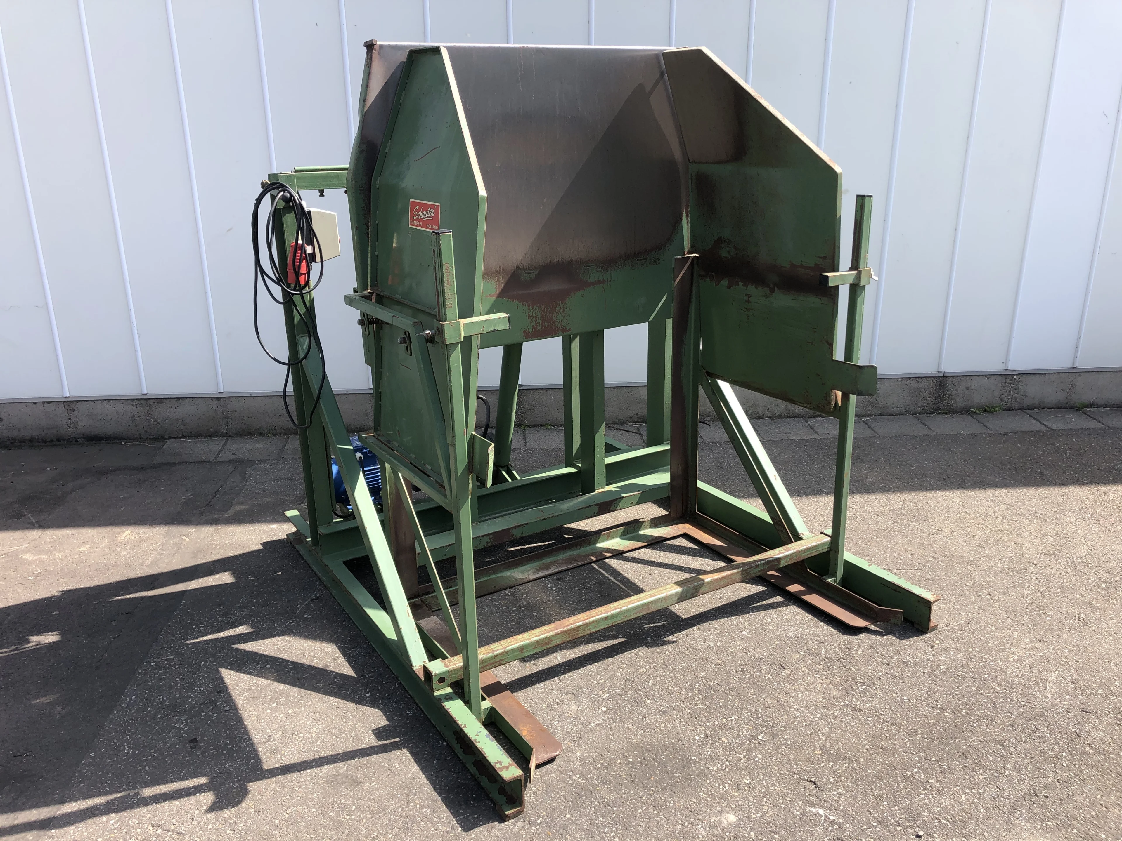 Schouten box tipper for boxes of max 120 cm wide • Duijndam Machines