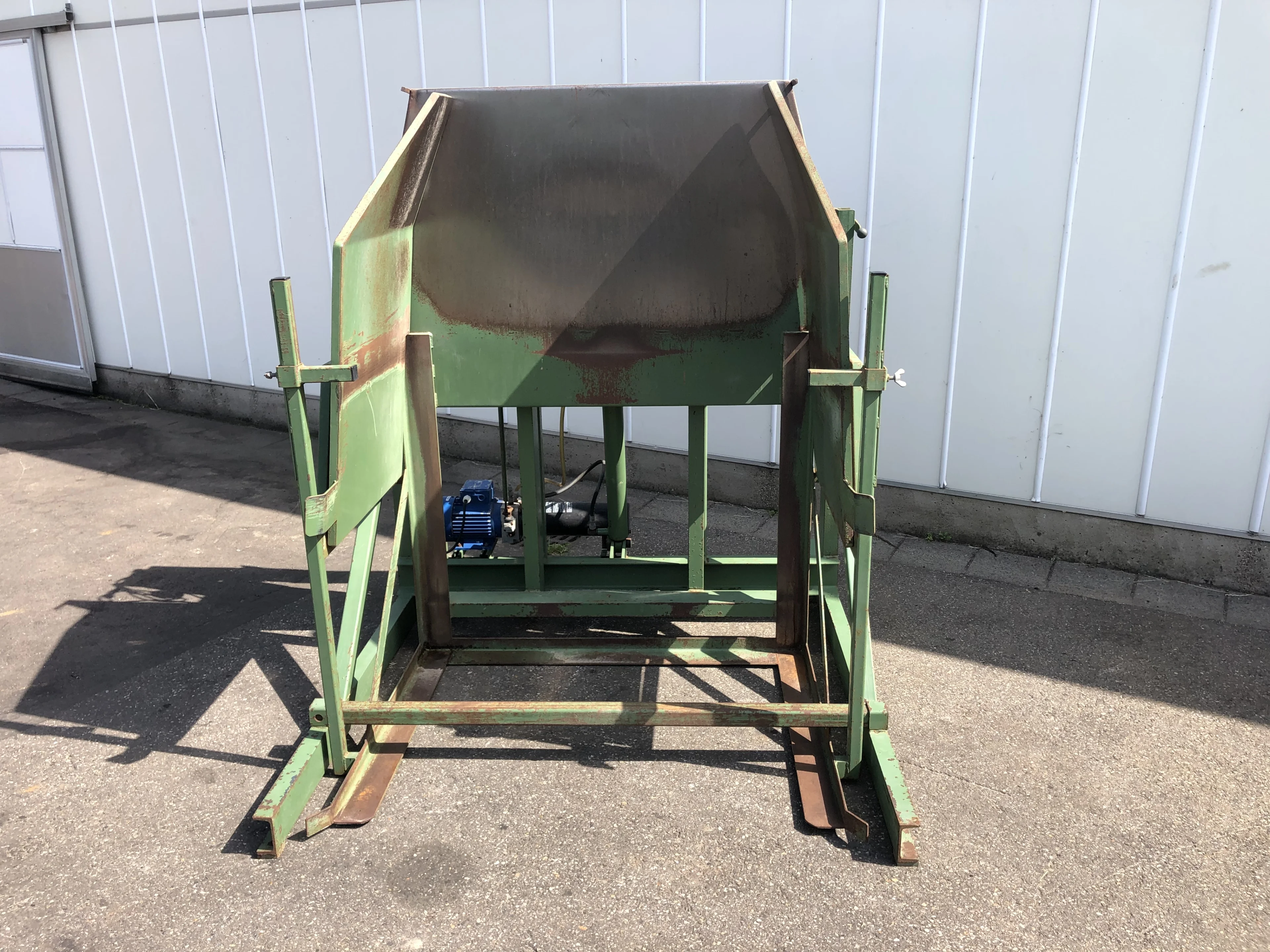 Schouten box tipper for boxes of max 120 cm wide • Duijndam Machines