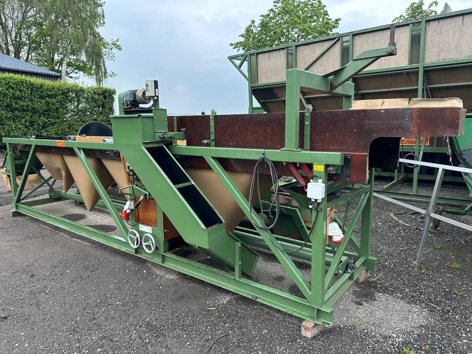 Schouten bunkersorteermachine met voorsorteerder en toevoerband ...