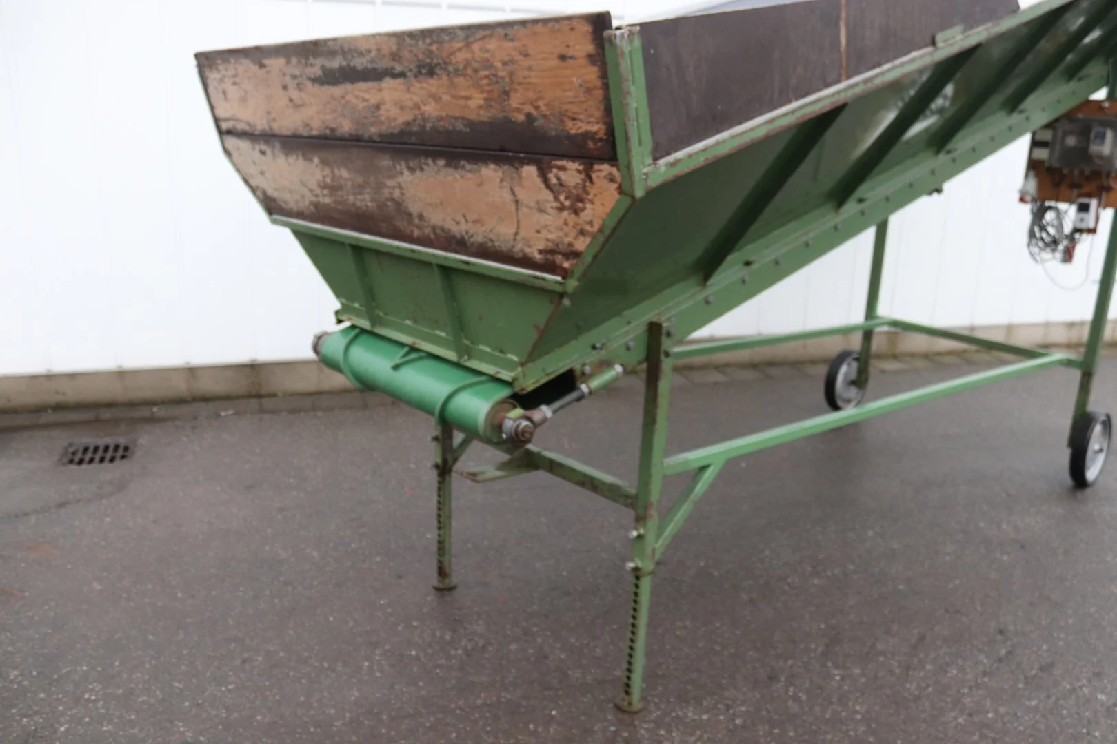 Schouten hopper 450 x 82 cm with adjustable speed • Duijndam Machines