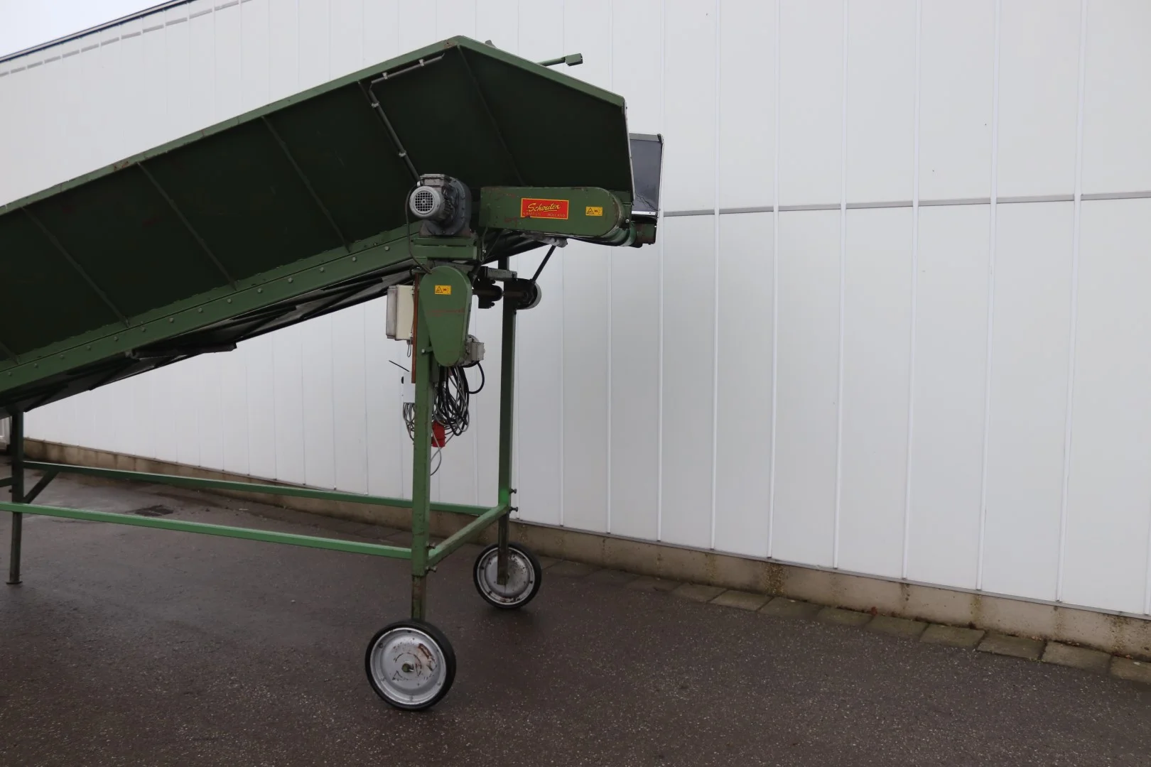 Schouten hopper 450 x 82 cm with adjustable speed • Duijndam Machines