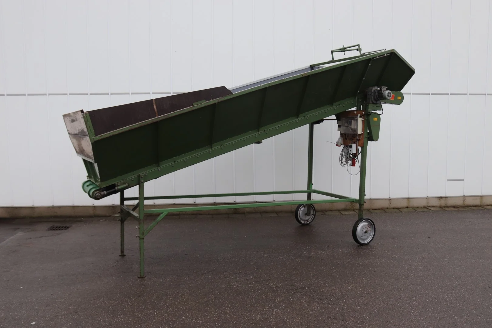 Schouten hopper 450 x 82 cm with adjustable speed • Duijndam Machines