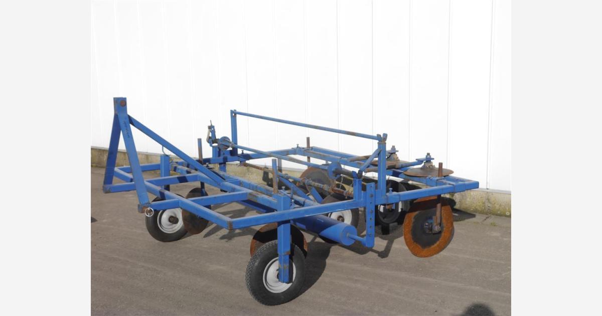 Schrauwen plastic layer machine for depositing plastic over seed beds ...