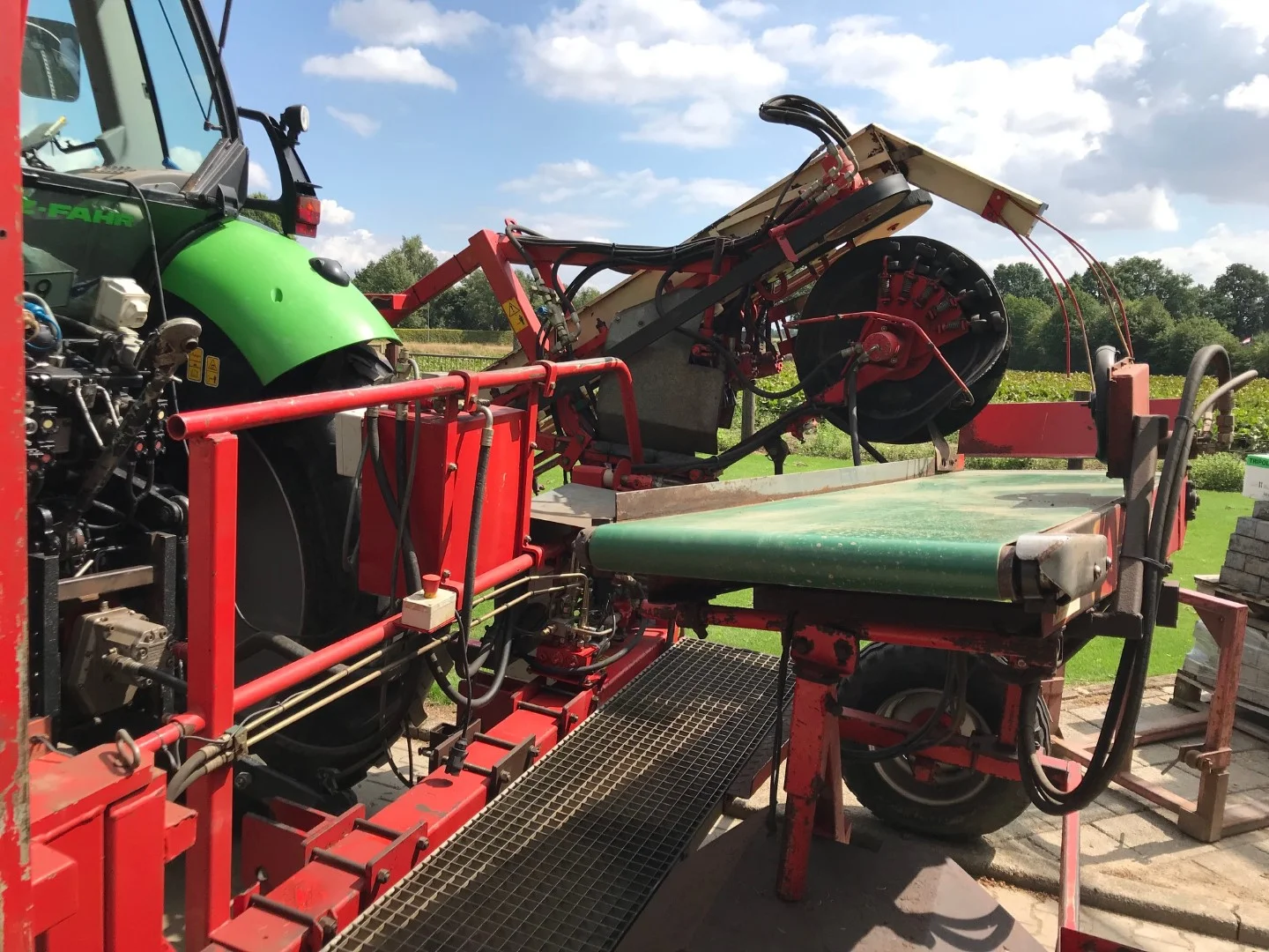 Simon topbeltlifter -harvester for leek • Duijndam Machines