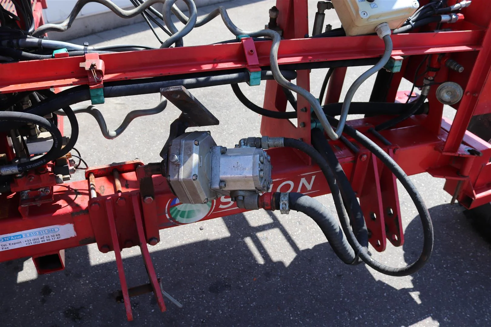 Simon RPNA automatic leek harvester with box filler • Duijndam Machines