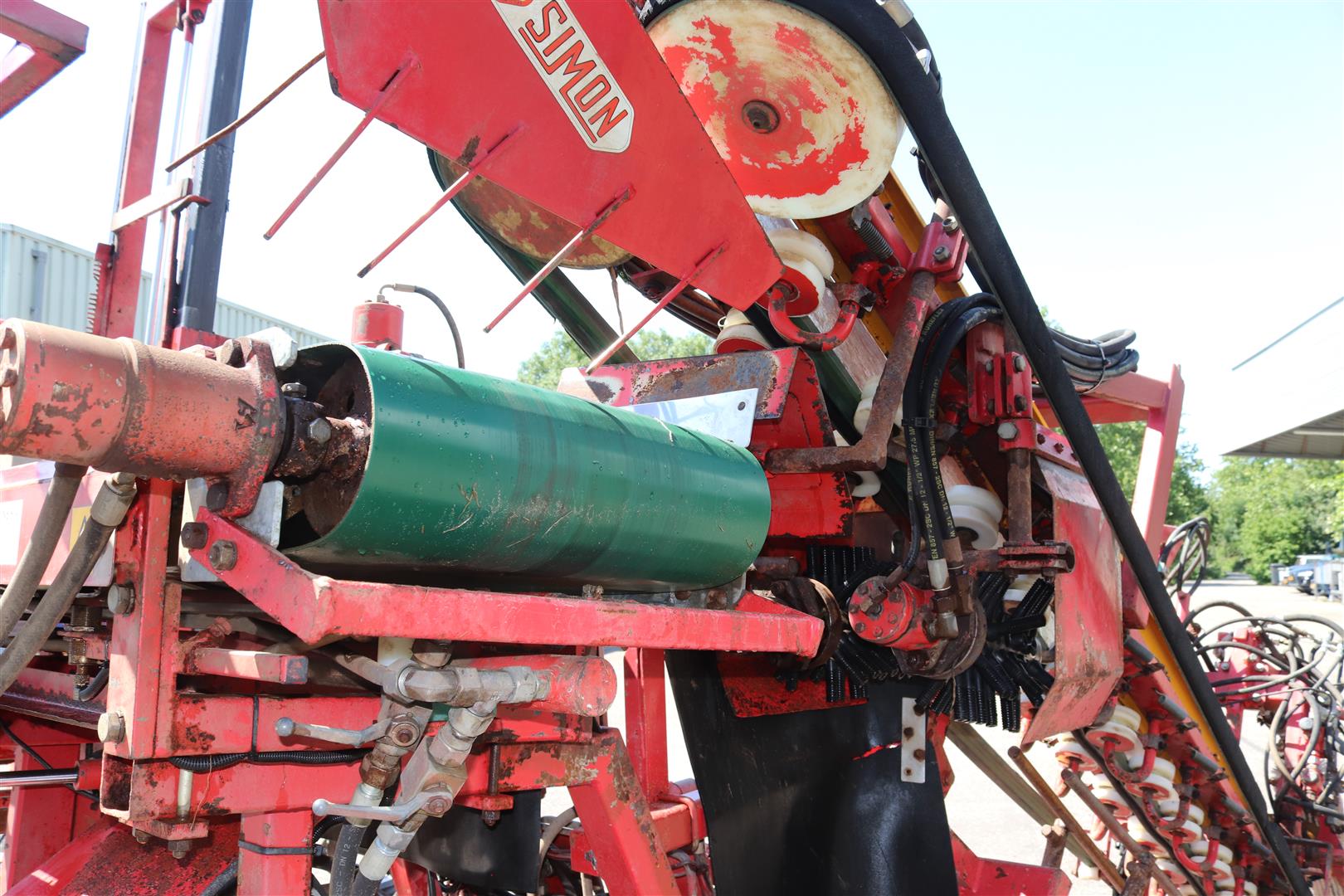 Simon RPNA automatic leek harvester with box filler • Duijndam Machines