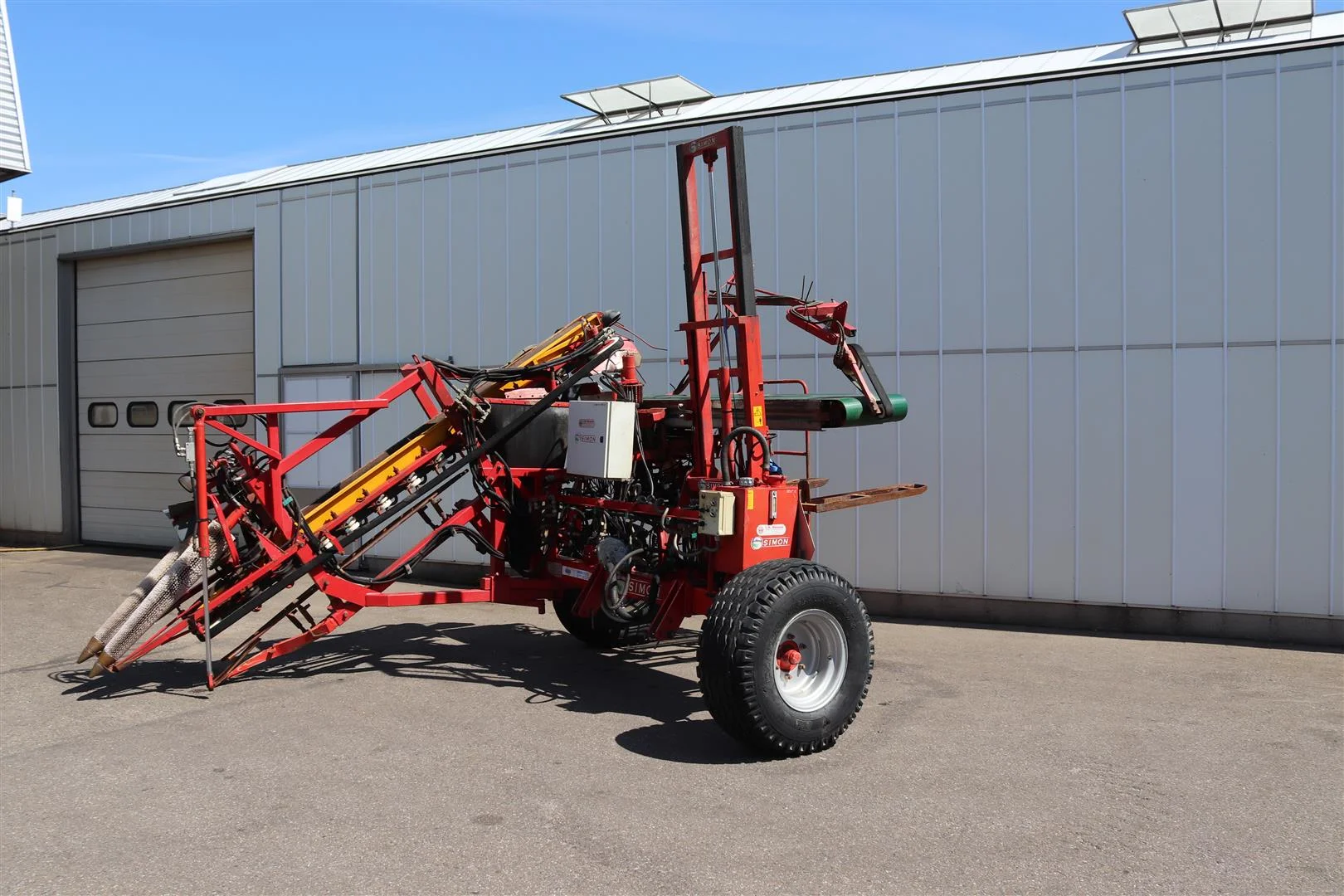 Simon RPNA automatic leek harvester with box filler • Duijndam Machines