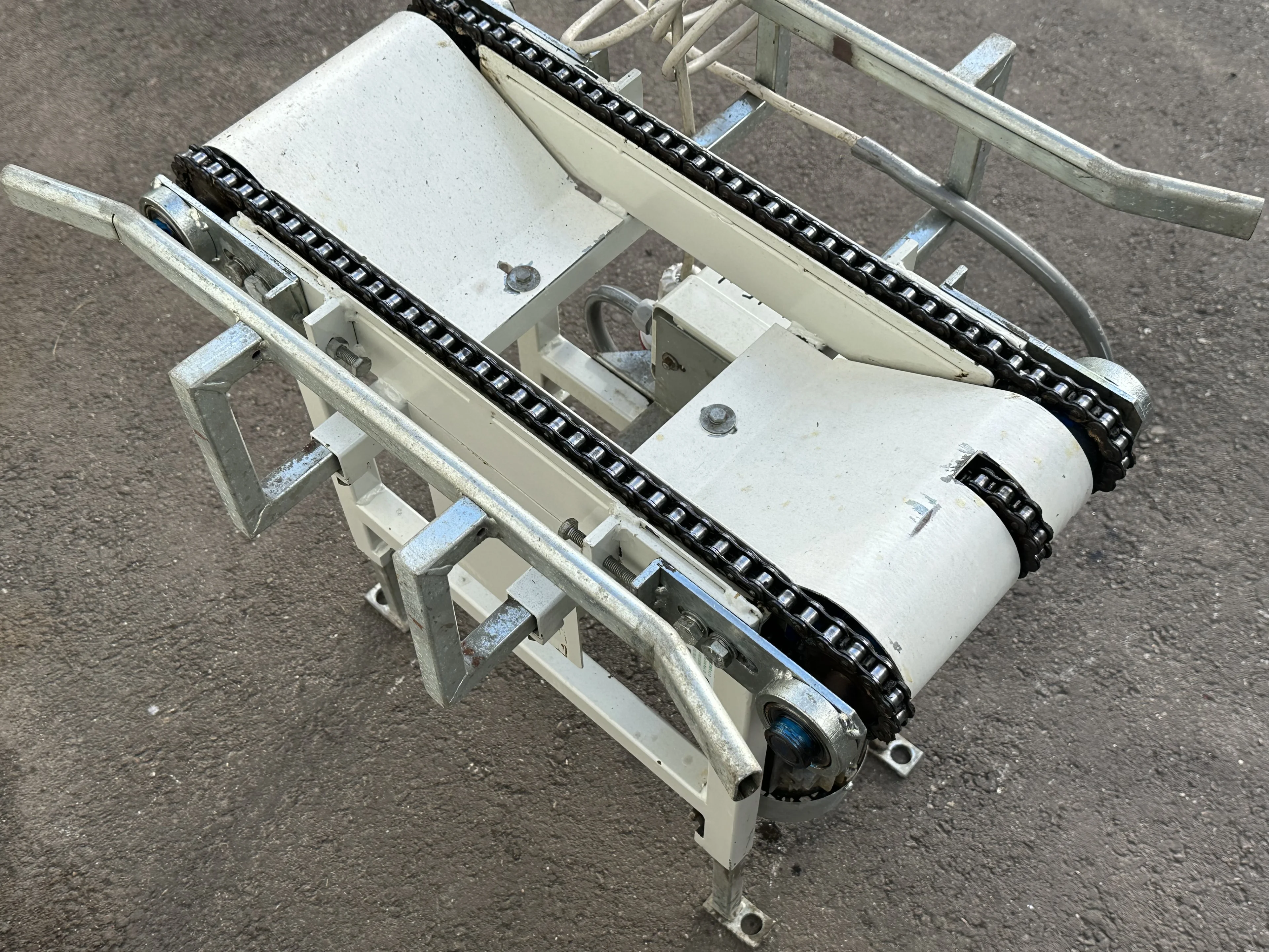 Sorma motor-driven chain conveyor 62,5 cm x 25 cm • Duijndam Machines