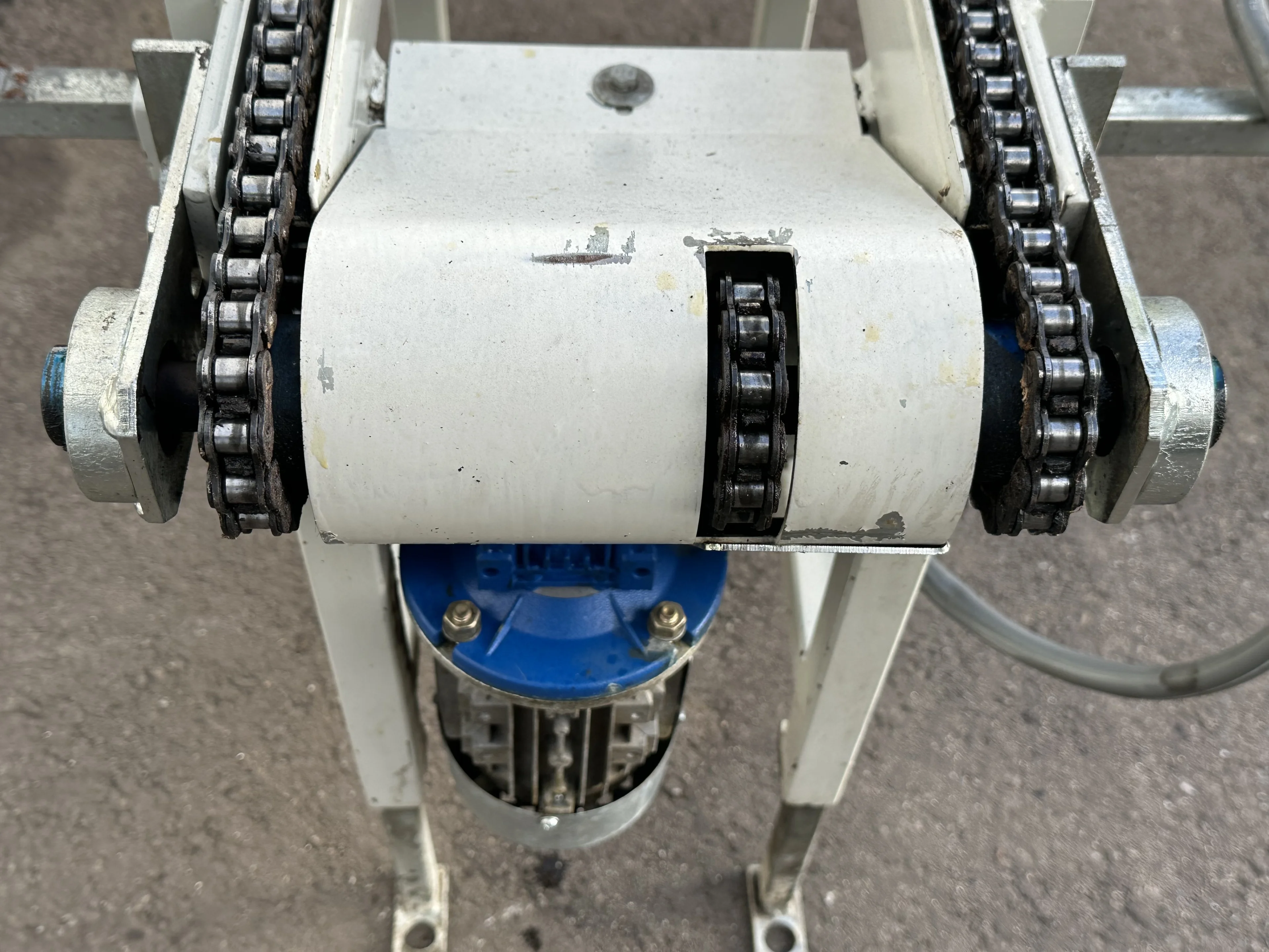 Sorma motor-driven chain conveyor 62,5 cm x 25 cm • Duijndam Machines