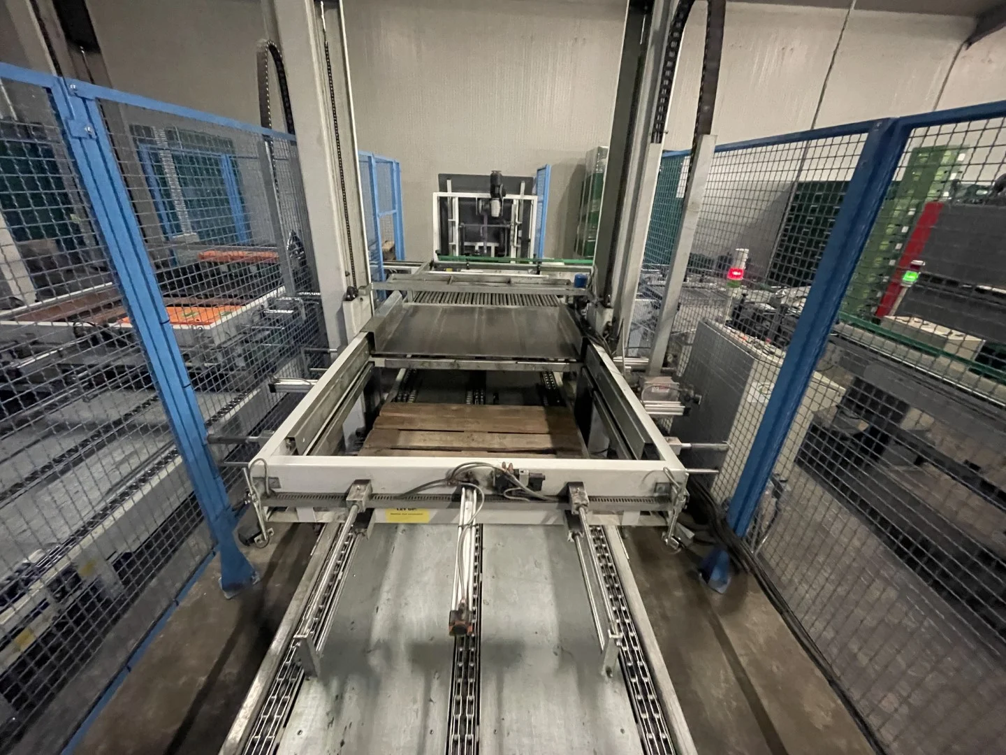 Sorma PAL 108S palletizer with Herdi WIS100SP pallet supply and chain ...