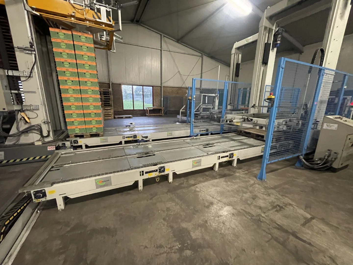 Sorma PAL 108S palletizer with Herdi WIS100SP pallet supply and chain ...