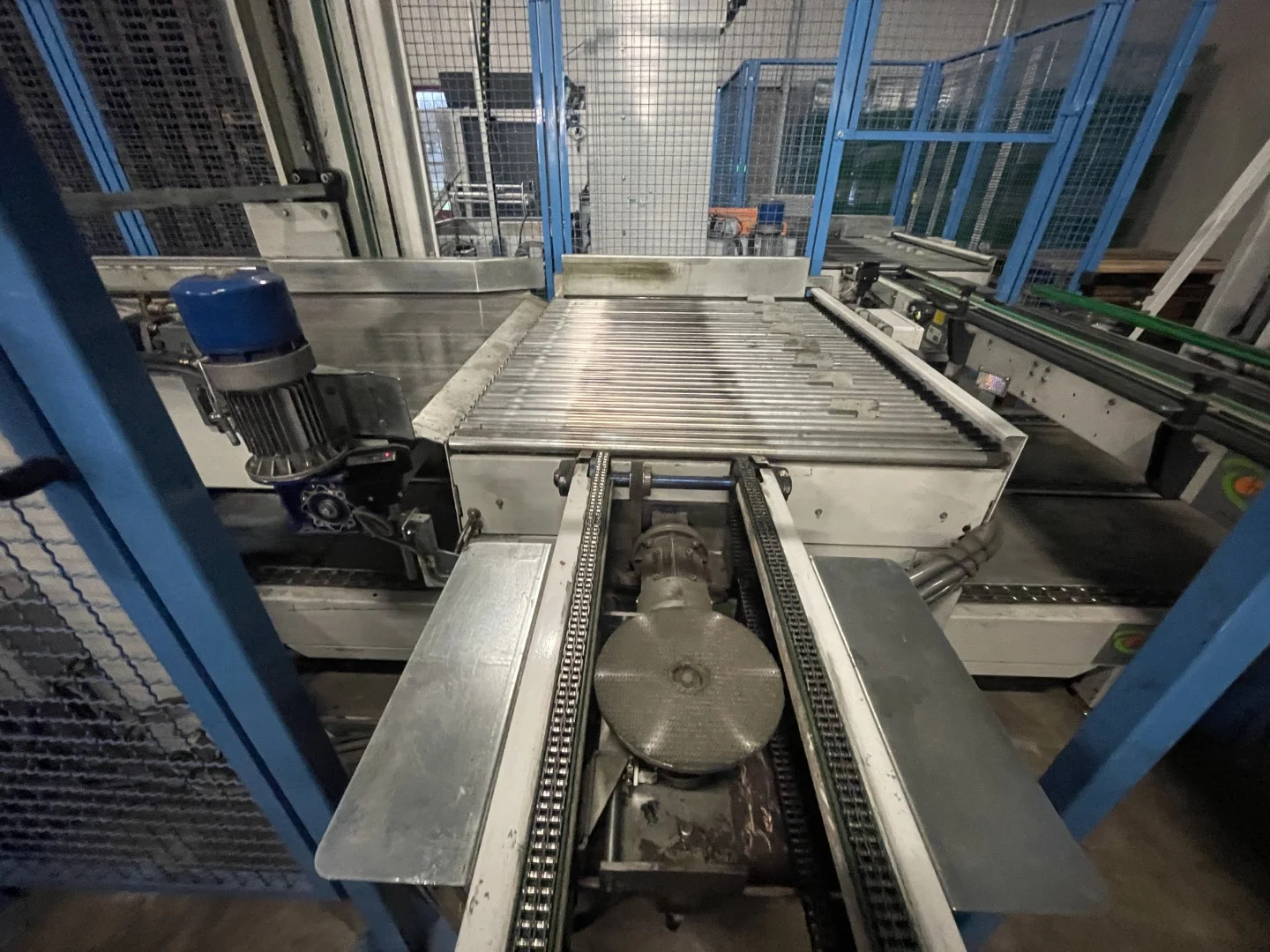 Sorma PAL 108S palletizer with Herdi WIS100SP pallet supply and chain ...