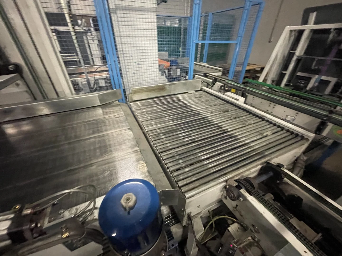 Sorma PAL 108S palletizer with Herdi WIS100SP pallet supply and chain ...