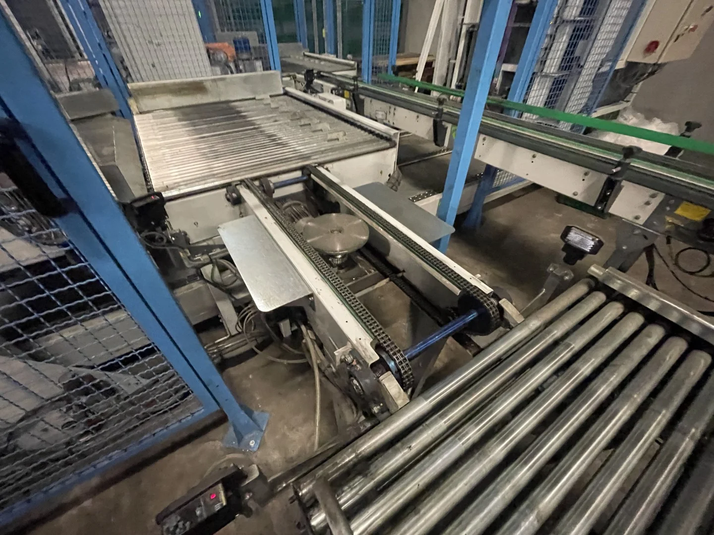 Sorma PAL 108S palletizer with Herdi WIS100SP pallet supply and chain ...