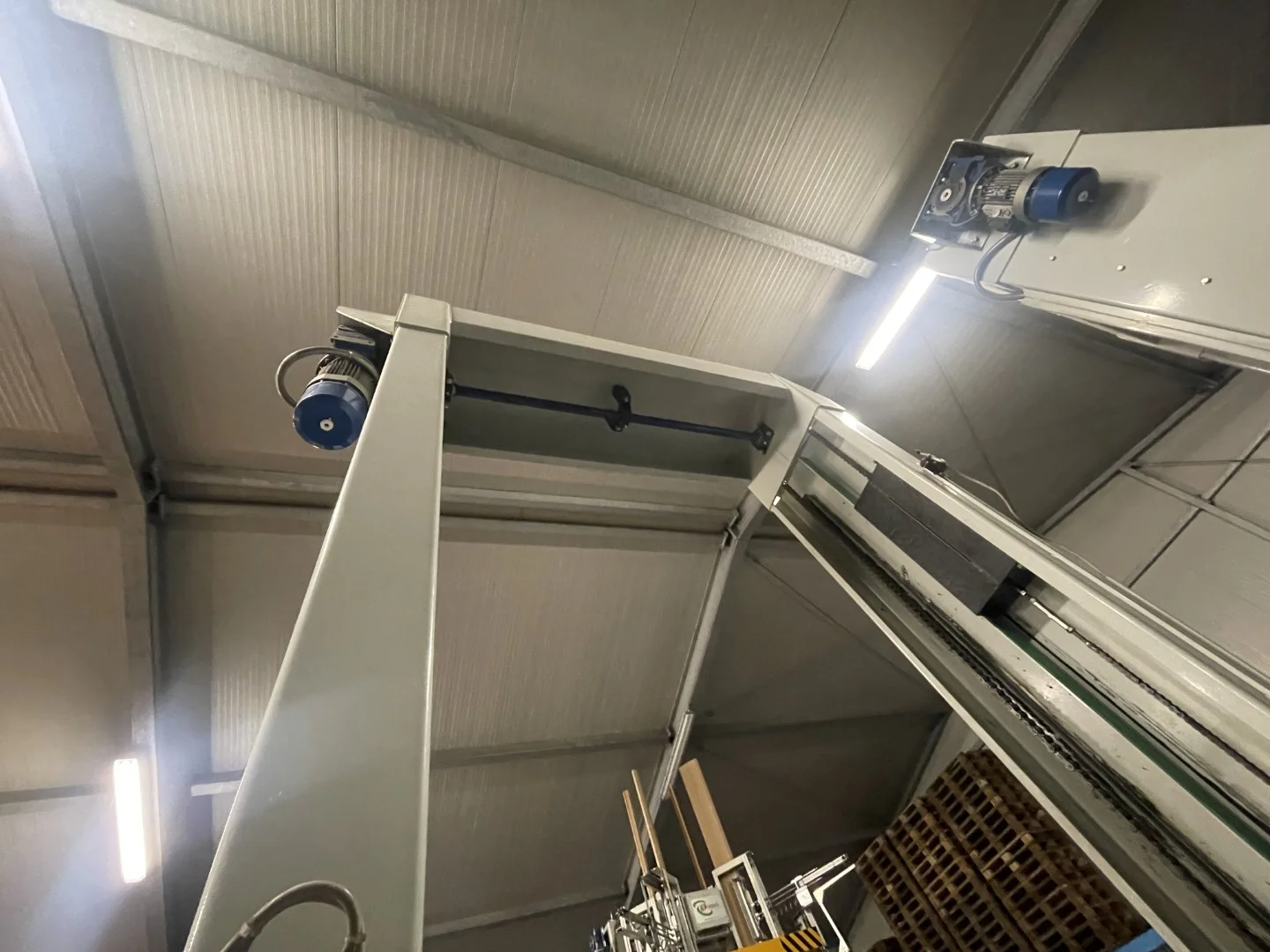 Sorma PAL 108S palletizer with Herdi WIS100SP pallet supply and chain ...