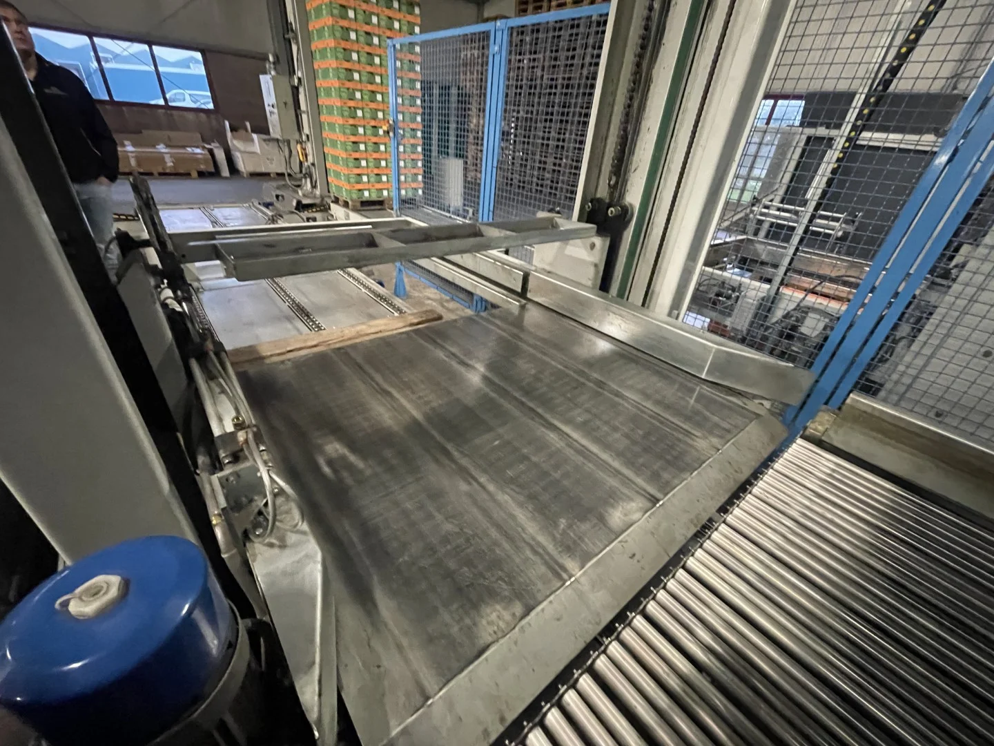 Sorma PAL 108S palletizer with Herdi WIS100SP pallet supply and chain ...