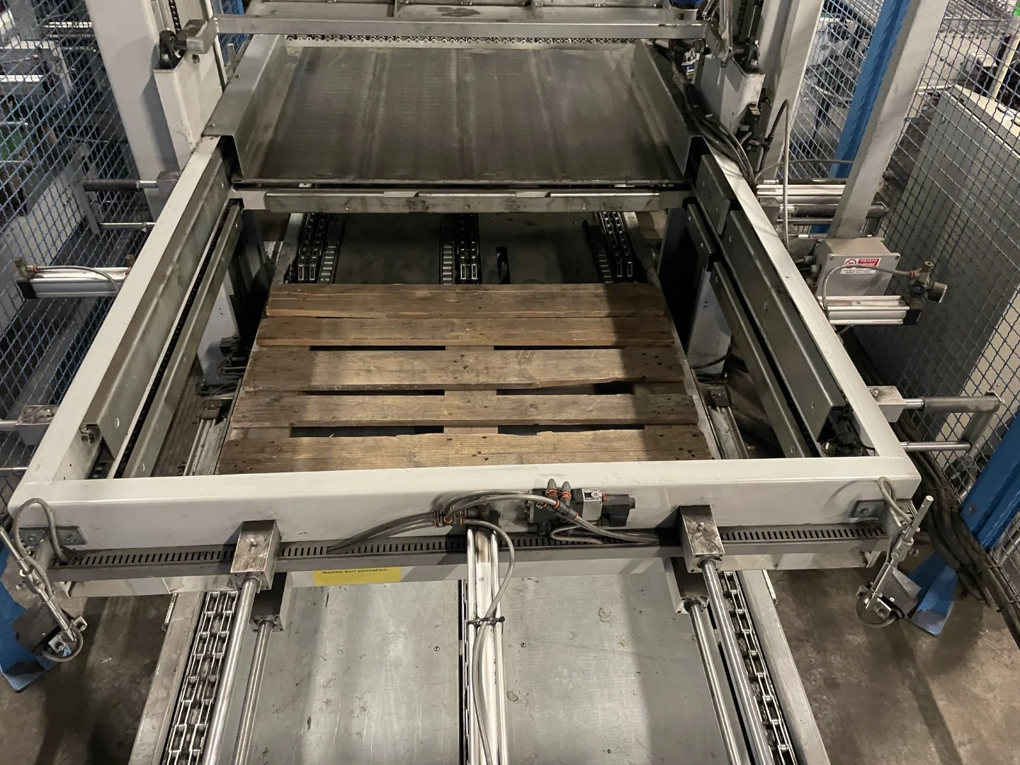 Sorma PAL 108S palletizer with Herdi WIS100SP pallet supply and chain ...