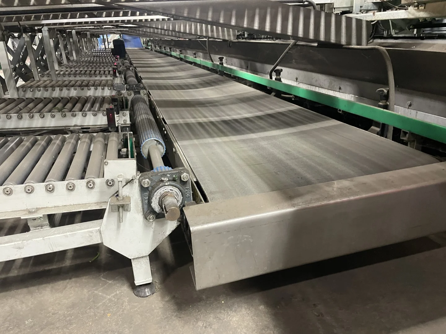 Sorma PAL 108S palletizer with Herdi WIS100SP pallet supply and chain ...