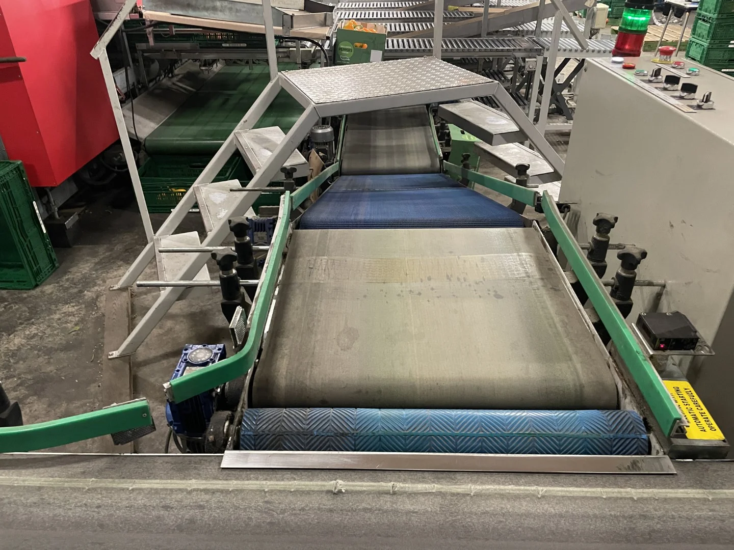 Sorma PAL 108S palletizer with Herdi WIS100SP pallet supply and chain ...