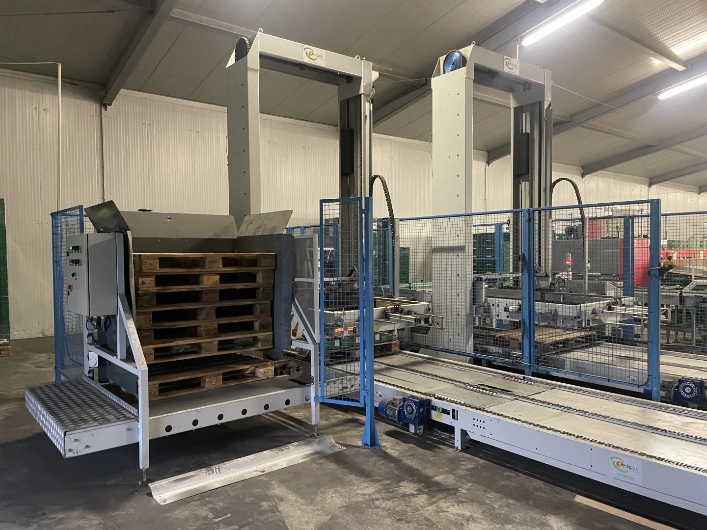 Sorma PAL 108S palletizer with Herdi WIS100SP pallet supply and ...