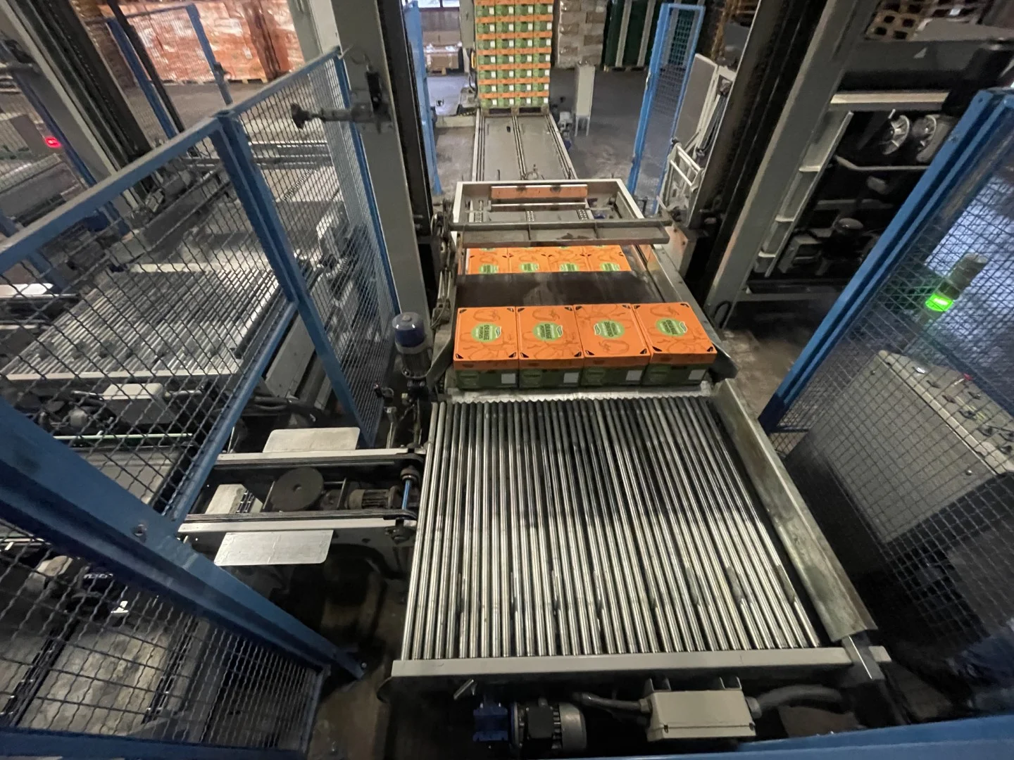 Sorma PAL 108S palletizer with Herdi WIS100SP pallet supply and ...