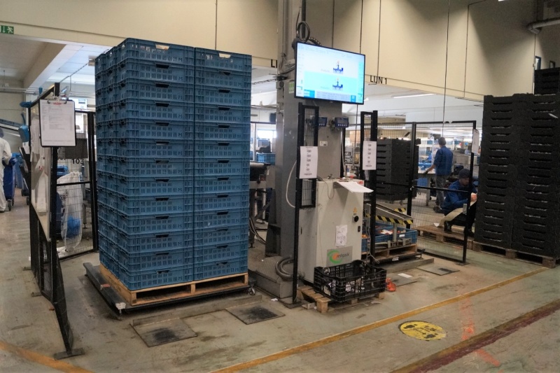 Sorma destacking machine for 2 120x120 cm pallets with 60x40 cm crates ...