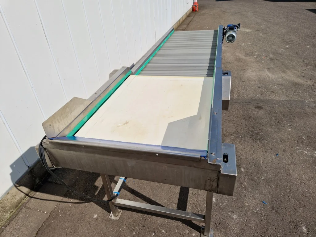 Sorma roller inspection conveyor with dosing conveyor • Duijndam Machines