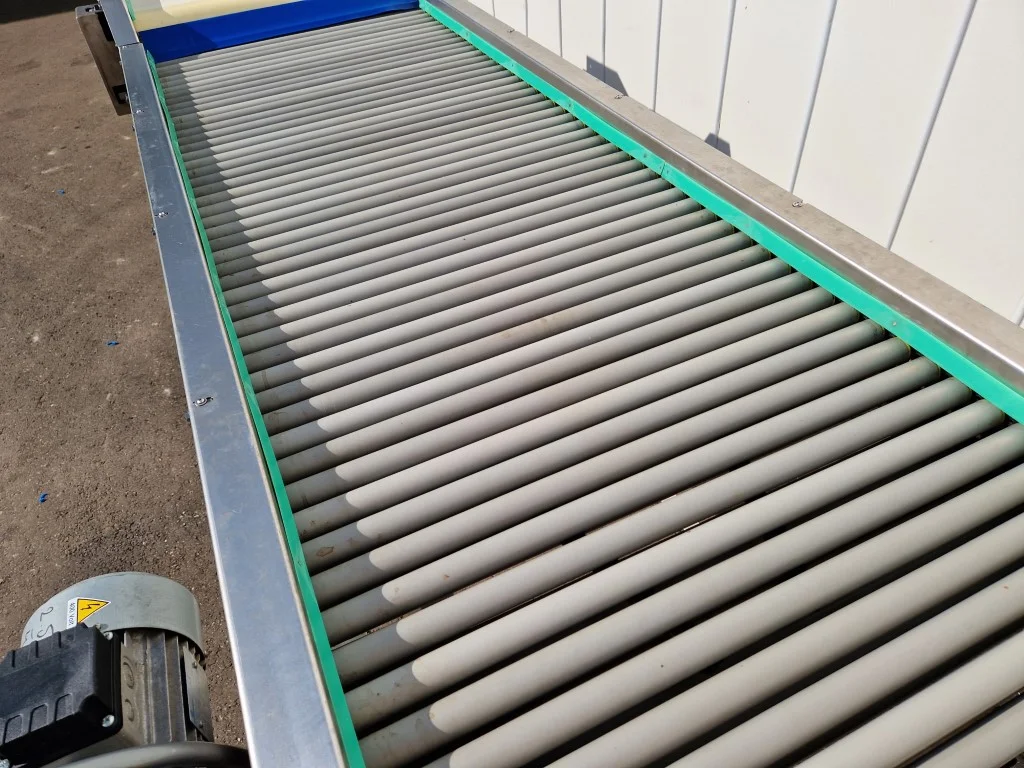 Sorma roller inspection conveyor with dosing conveyor • Duijndam Machines