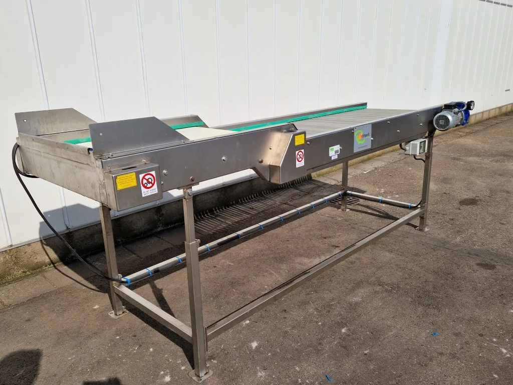 Sorma roller inspection conveyor with dosing conveyor • Duijndam Machines