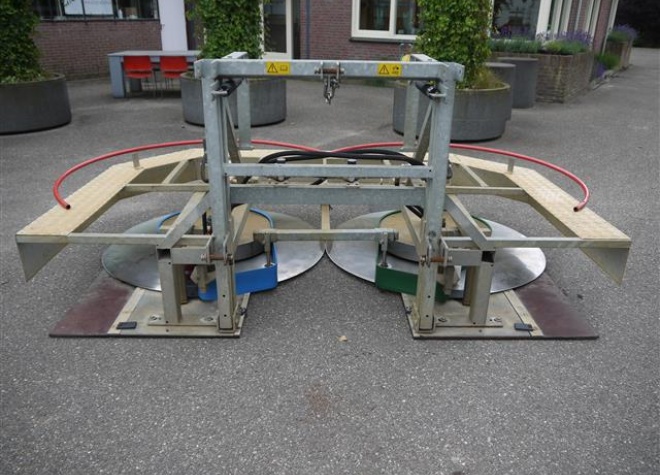 Roopack Spimaro spinach harvester with two rotating discs • Duijndam ...