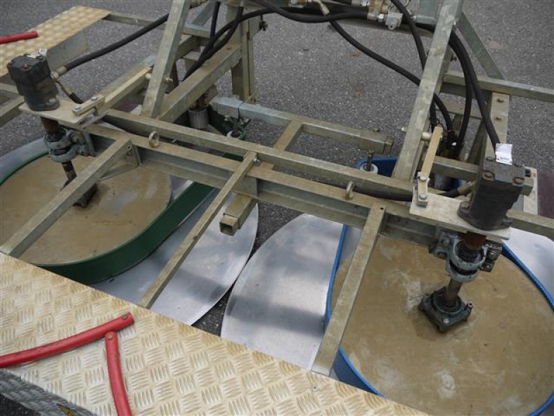 Roopack Spimaro spinach harvester with two rotating discs • Duijndam ...