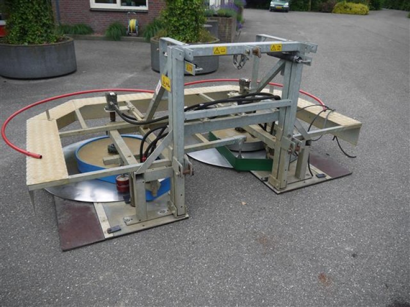 Roopack Spimaro spinach harvester with two rotating discs • Duijndam ...