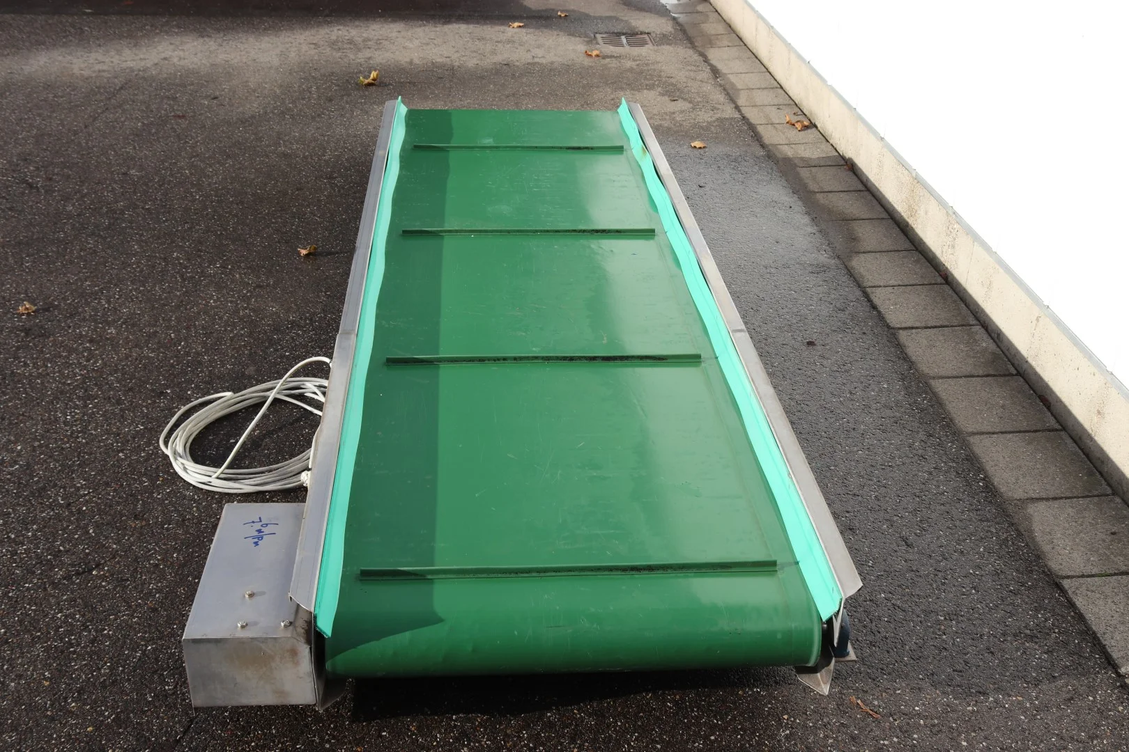 Stainless steel conveyor 300 x 85 cm • Duijndam Machines