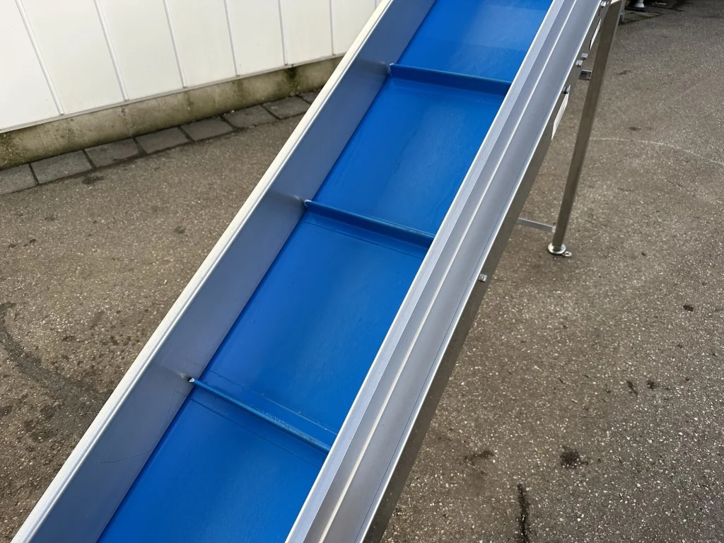 Stainless steel elevator 300 x 40 cm • Duijndam Machines