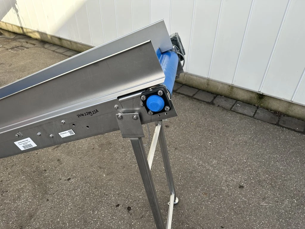 Stainless steel elevator 300 x 40 cm • Duijndam Machines