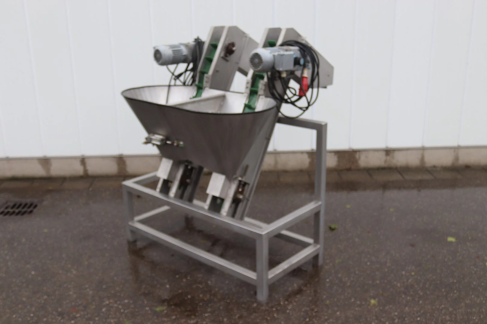 Elevator / singulator for various products • Duijndam Machines