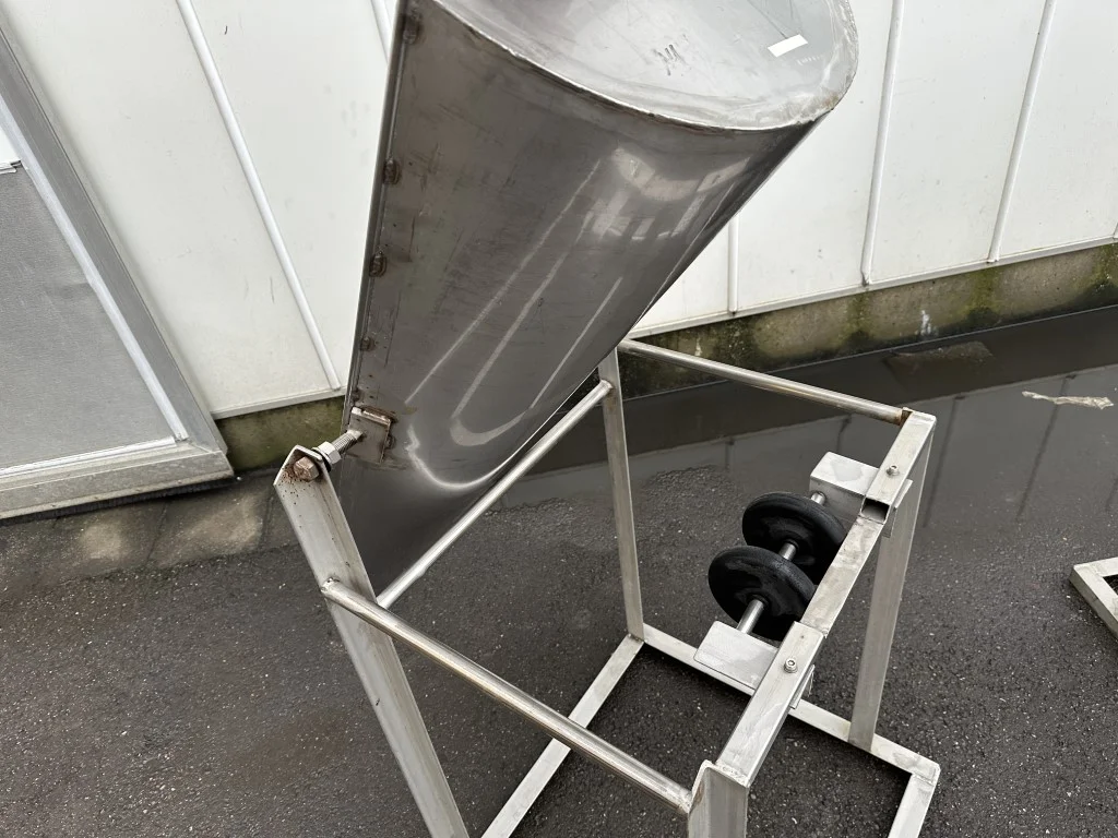 Stainless steel tilting funnel for bagging products • Duijndam Machines