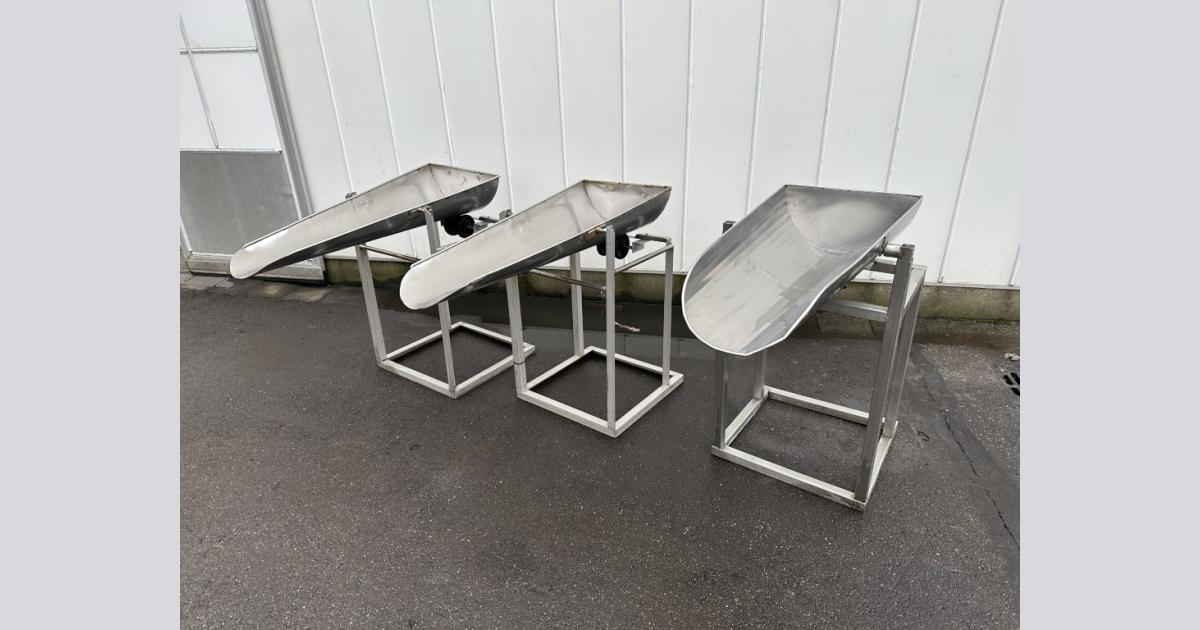 Stainless steel tilting funnel for bagging products • Duijndam Machines