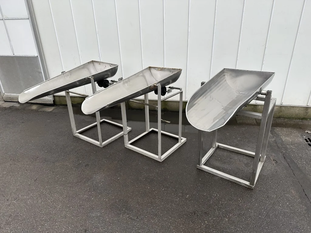 Stainless steel tilting funnel for bagging products • Duijndam Machines