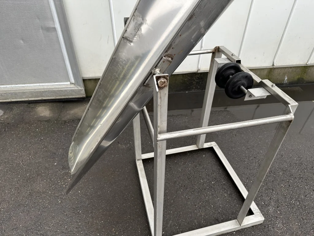 Stainless steel tilting funnel for bagging products • Duijndam Machines