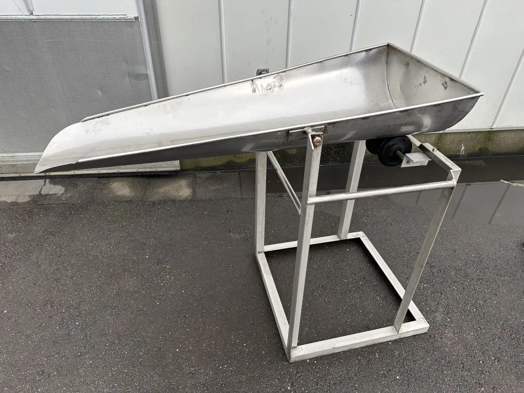 Stainless steel tilting funnel for bagging products • Duijndam Machines